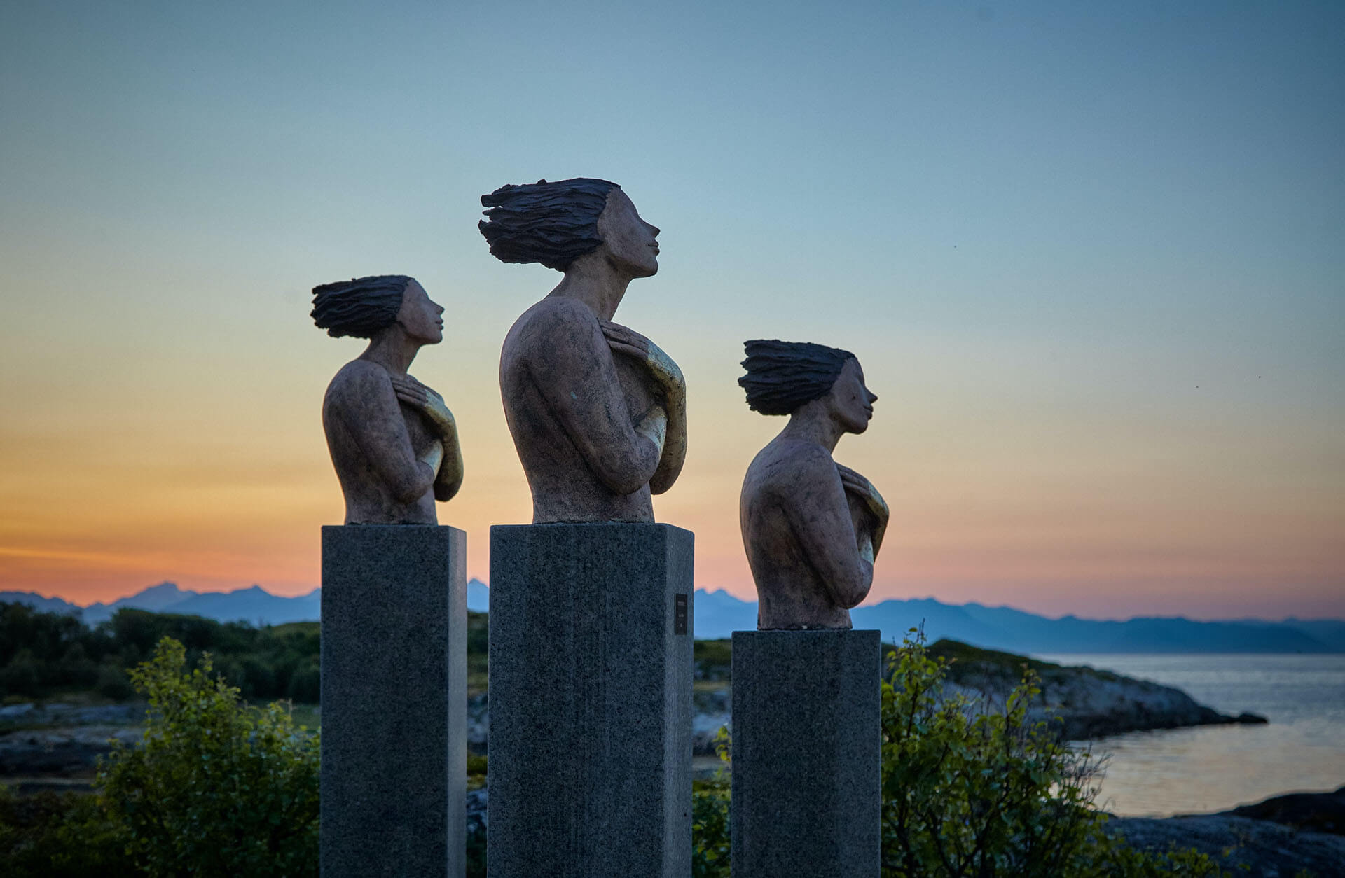 Sculptures Blend Humans into Landscapes - Art Blog PRO